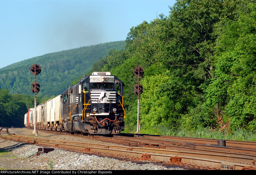 NS GP38-3 5806 leads C42 past CP GRAY